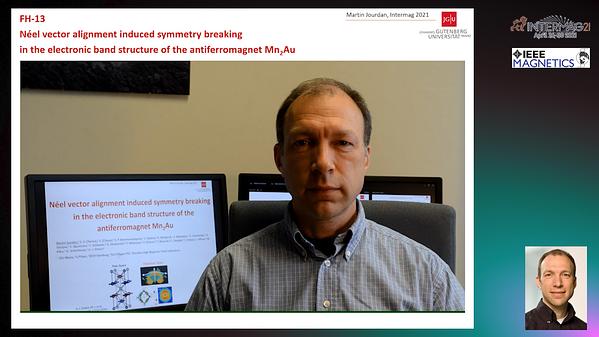 Néel vector alignment induced symmetry breaking in the electronic band ...